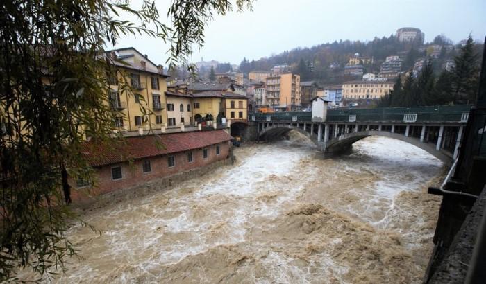 La furia del maltempo si abbatte nell'Italia occidentale: le immagini della piena