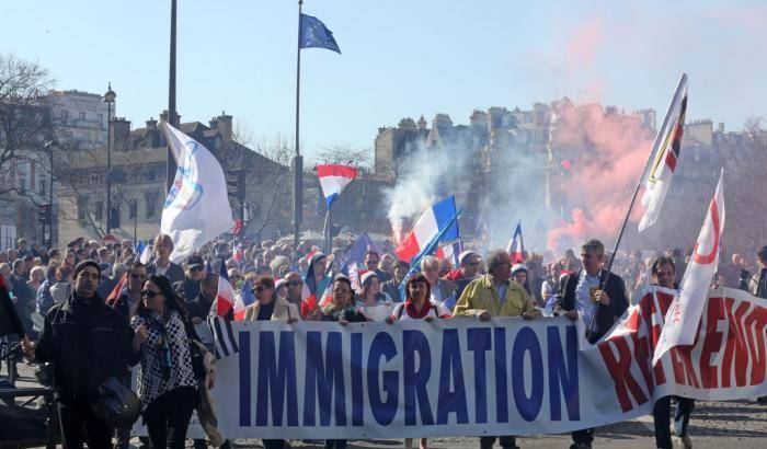 La Francia adotta misure più dure sull'immigrazione: sarà selettiva e ...