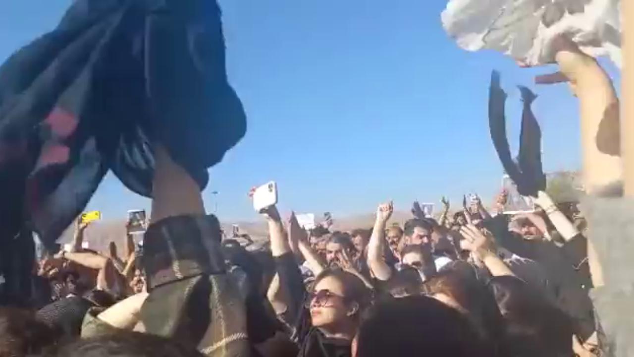 Iran, la polizia usa gli idranti contro le manifestanti che protestano ... Iran, la polizia usa gli idranti contro le manifestanti che protestano ...