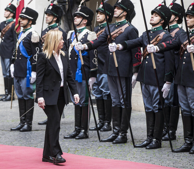 Scambio della campanella tra Draghi e Meloni a Palazzo Chigi. Poi il ...
