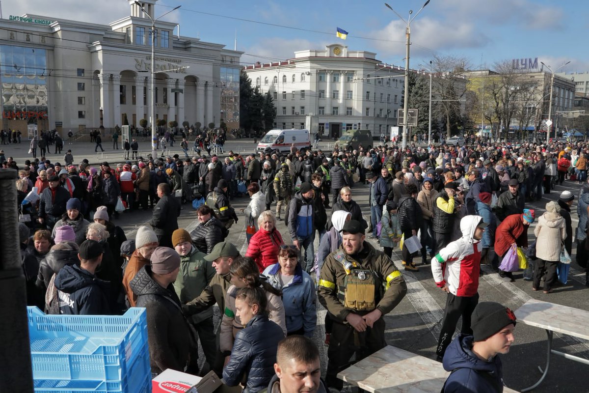 La Russia bombarda Kherson e colpisce un punto di distribuzione del pane La Russia bombarda Kherson e colpisce un punto di distribuzione del pane